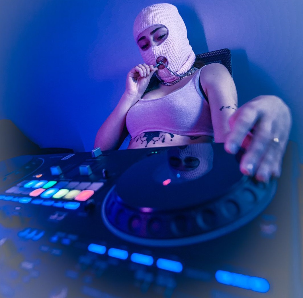 Isi Glock: La DJ Chilena que Rompe Barreras con su Bandana de Bandida y ...
